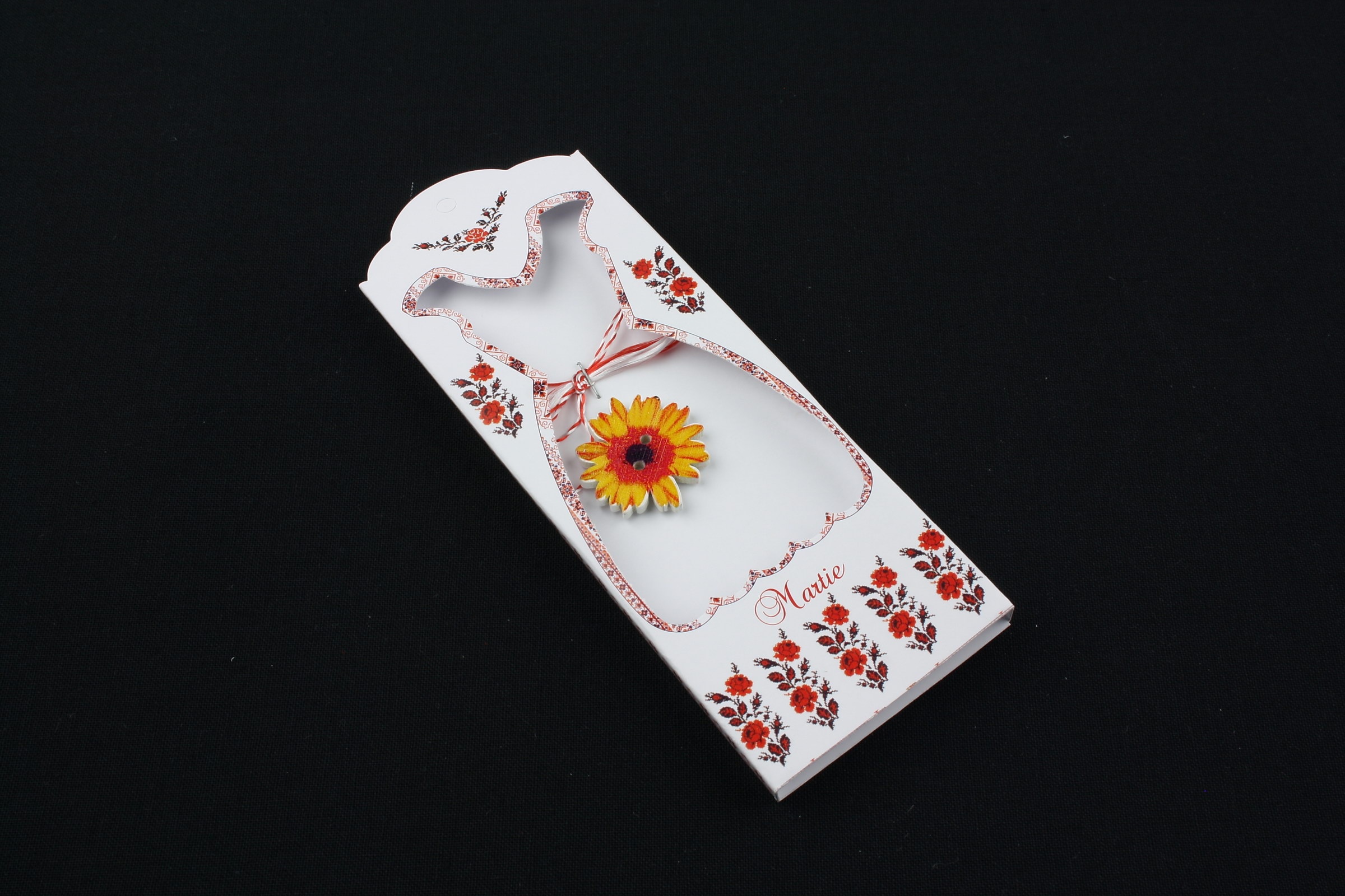 Martisor floare din lemn in suport tip cutie