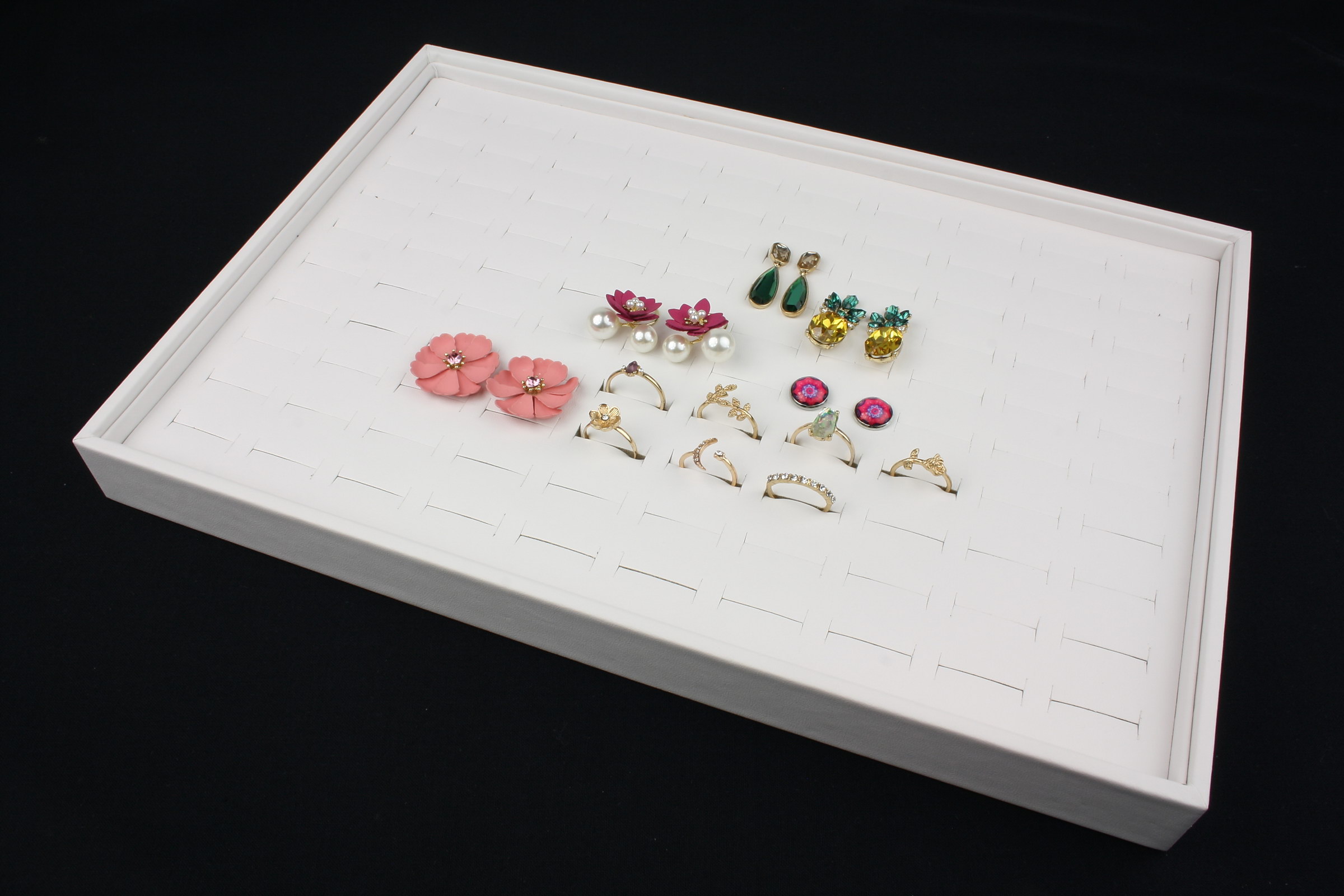 Panou alb piele ecologica pentru prezentare inele sau cercei cu surub ...