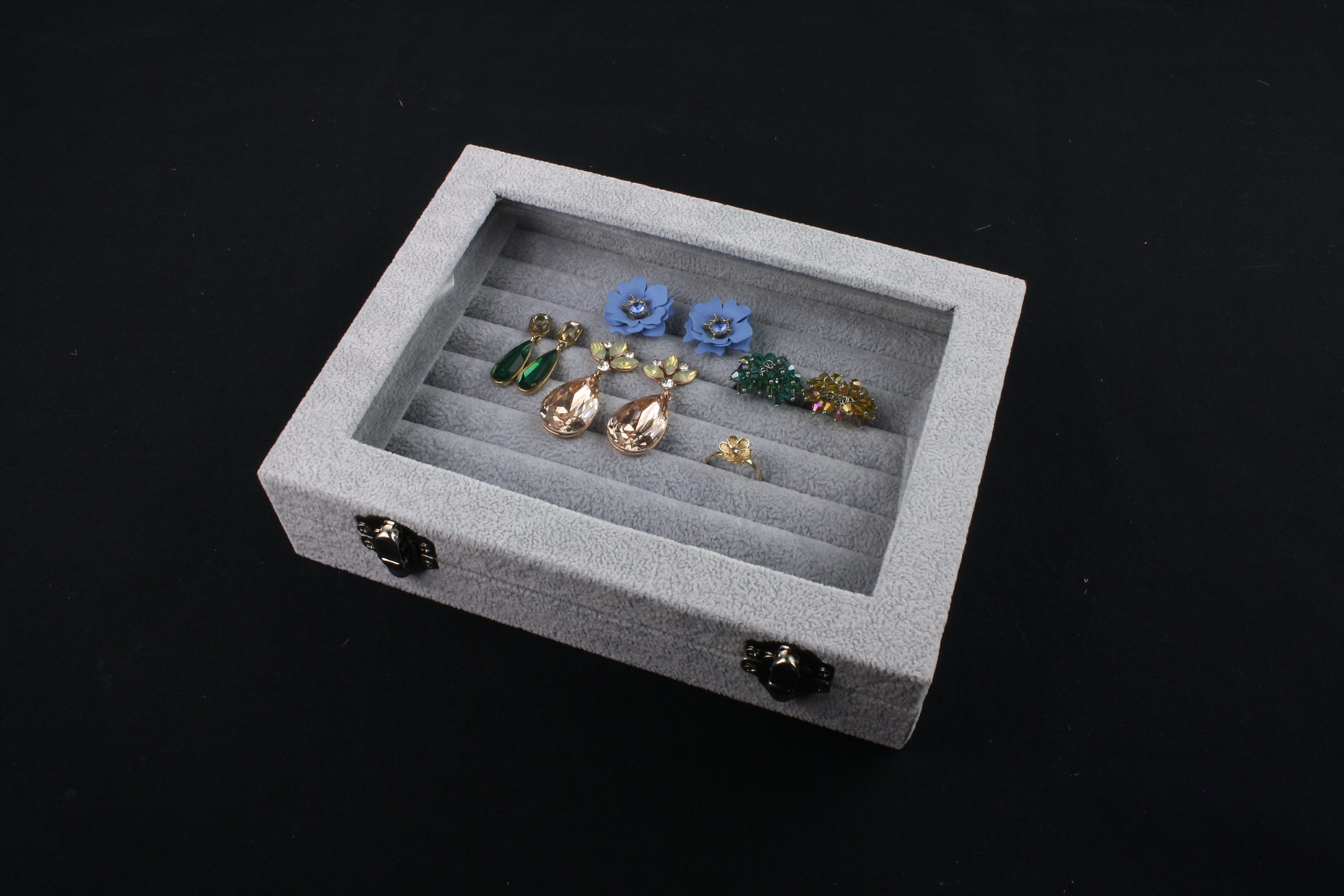 Panou gri pentru prezentare inele sau cercei cu capac transparent 15x20cm